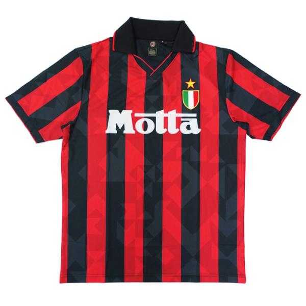 ACミラン 1993-94 シーズン ホームモデルを忠実に再現したレトロ ユニフォーム。セリエA3連覇と5度目のUEFAチャンピオンズリーグ優勝を果たした記念すべきシーズンモデル。伝統的な製法でフットボールアーカイブを世に送り出しているCO...