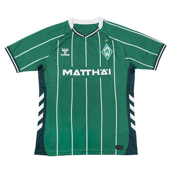 ヴェルダー・ブレーメン 2025-26 シーズン ホーム ユニフォーム。■商品仕様・ブレーメン市内を走るトラム(路面電車)をイメージし、線路をモチーフにしたストライプ柄。・背面襟元にはクラブアンセム「Lebenslang Grun-Weis...