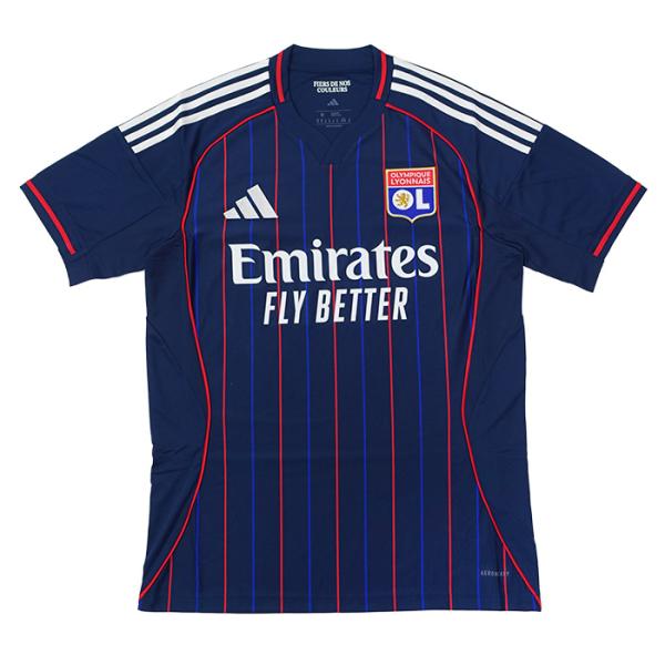 オリンピック・リヨン 2025-26 シーズン アウェイ ユニフォーム。■商品仕様・本拠地グルパマ・スタジアム内の通路に並ぶ〈赤と青の柱〉や、ピッチを照らす〈赤と青のネオンライト〉に着想を得たデザイン。・襟はエレガントな曲線が美しいVネック...