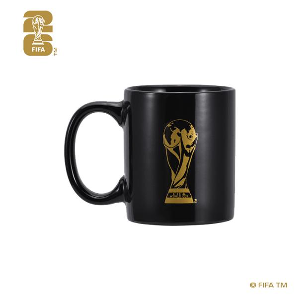2026 FIFAワールドカップ（W杯）公式グッズワールドカップトロフィー＆大会エンブレムをデザインしたマグカップ。大会公式ロゴを意識したブラック＆ゴールドのカラーリング。■サイズ：高さ9.6cm、直径8cm■素材：セラミック※モニターの発...