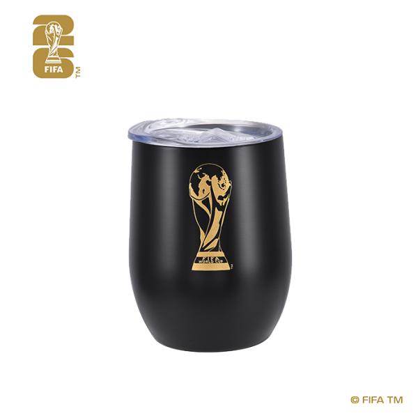 2026 FIFAワールドカップ（W杯）公式グッズワールドカップトロフィー＆大会エンブレムをデザインしたステンレススチール製のワインタンブラー。大会公式ロゴを意識したブラック＆ゴールドのカラーリング。アウトドアシーンや屋外などでカジュアルに...