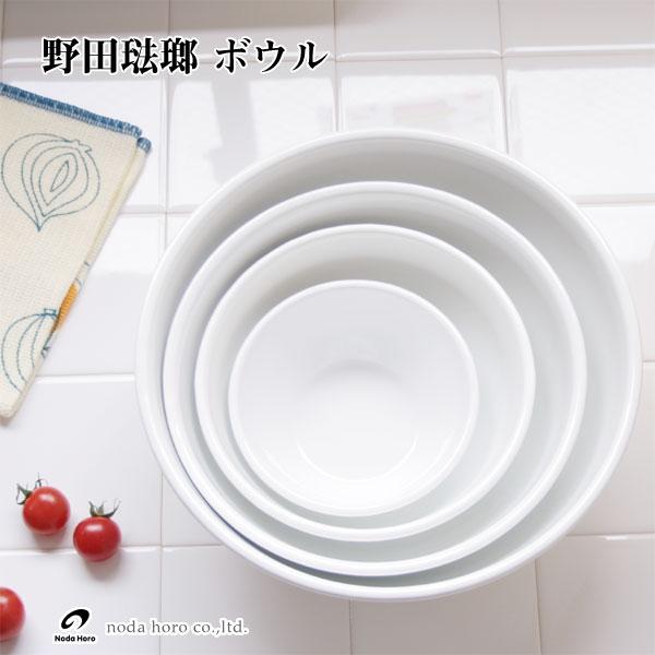 清潔感ある真っ白なカラーとシンプルなデザインで人気の野田琺瑯のボウルです。ホーロー製品は熱や水に強くまた表面が非常に硬いのでお手入れもとても簡単♪底の面積が広く形がしっかり安定しているのでとても使いやすいボウルです。サイズ：直径外寸13×高...