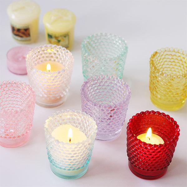 綺麗な色目のガラスのホルダーです♪「サンプラー」のキャンドルにピッタリのサイズですよ。キャンドルはもちろん、ポプリや小物を入れても可愛いですね。キュートな7色を揃えてみました。コップ型のグラスは、キャンドルを無駄なく燃焼してくれるんですよ！...