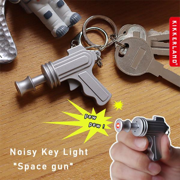 ボタンを押すと銃口を光らせて”ピュンピュン”と音が鳴る、スペースガンのノイジーキーリング！チャームとしてバッグに。キーチェーンとして鍵を付けて。日常使いに最適な、ちょっと個性を出したいあなたにぴったりな遊べるキーホルダーです♪サイズ：横幅5...