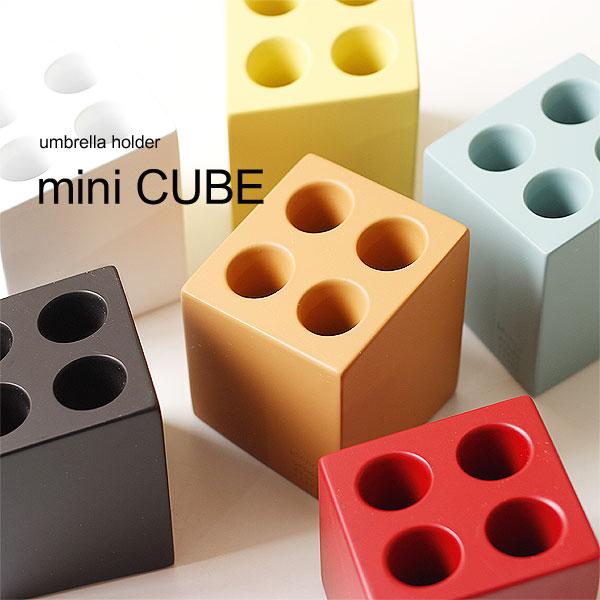 みんなで使える傘立てCUBEにミニタイプができました。とってもコンパクトで場所をとらず4本の傘を収納できます。小さな玄関にも置ける手のひらサイズなので一人暮らしの方にもオススメです。サイズ：幅9.3×奥行9.3×高さ12.3cm材質：ポリス...
