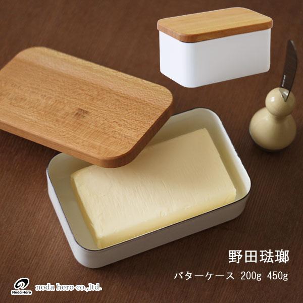 シンプルであたたかみのあるデザインの、野田琺瑯のバターケース。まっしろなホーローに、木蓋はサクラの天然木を使用しています。本体をひっくり返し、木蓋をソーサーにして使用し、そのまま食卓に出すこともできます。実用性とインテリア性を兼ね備えたバタ...