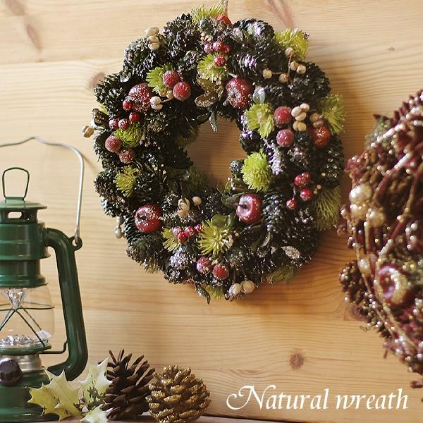 天然素材をふんだんに取り入れたゴージャスなリースです。クリスマスなどシーズンのデコレーションにお使いいただけます。ツリーに飾ったり、壁やドアに飾ったり、窓際や棚に置いて飾ってもかわいいリース。キラキラと輝き季節感を出した装飾は、毎日をワクワ...