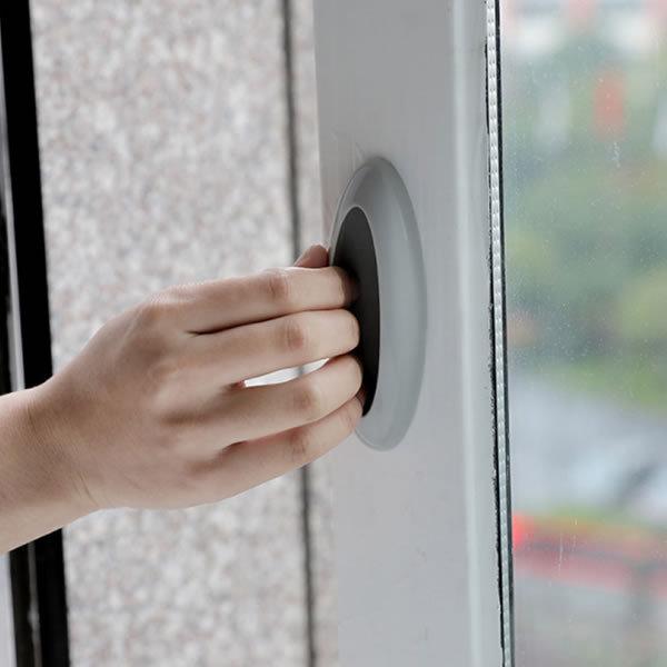 あらゆる場所に取手を付けよう!!!万能ハンドル4個セット「取っ手も便利手すり」が登場!!!!両面接着で付けたい場所に簡単設置冷蔵庫などの重たい家電扉に!開きにくい窓や大きな窓もこれで簡単に開け閉めできるシンプルでモダンなデザインでどんな場所...