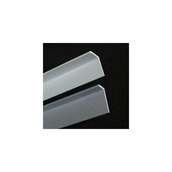 引抜成形FRPアングルです。強度が高く、白色で内外面が平滑です。