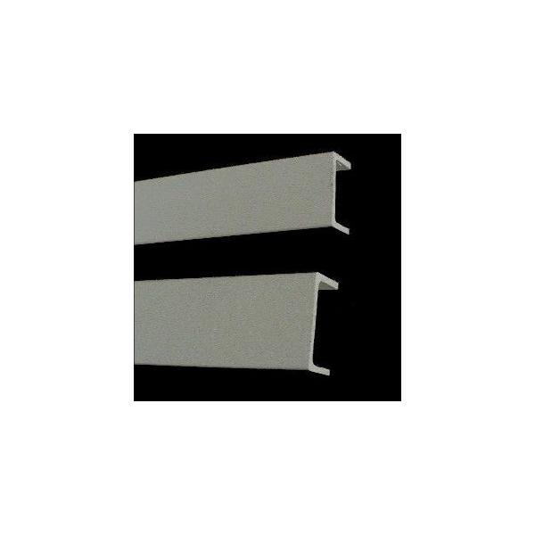 引抜成形FRPチャンネルです。強度が高く、白色で表面が平滑です。