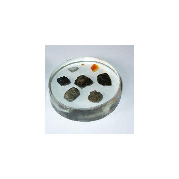 透明性の良い、透明注型用樹脂(オルソフタル酸系、ノンパラ・促進剤入り)。小物や昆虫などを封じ込めて使用します。100mm程度の厚さでも割れが発生しない、極低発熱の樹脂です。