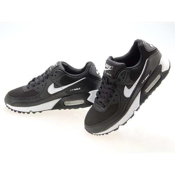 説明不要の名作として時代を築いたAIR MAX 90が装い新たに登場!!このモデルからプラスティックパーツなどが使われ、ハイテク化が進んだ1足。今作はアッパーにナイロンメッシュと質感高きレザーを採用し、アクセントカラーのホワイトをバランス良...