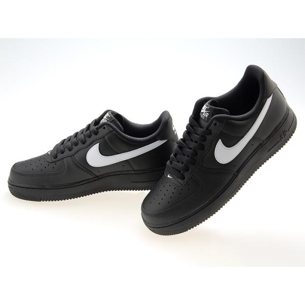 NIKE不朽の名作「エアフォース1」からアッパーに高品質なレザーを使用し、ブラック/ホワイトの2トーンで仕上げたスタイリッシュなモデルが登場!!シュータンタグとヒールタブには刺繍ロゴを施し上品なカジュアルスタイルに昇華しています。細部のカッ...