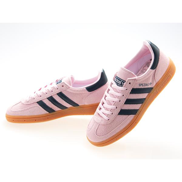 1979年にプロハンドボール選手向けトレーニングシューズとして開発された「HANDBALL SPEZIAL」が登場!!しなやかな感触のカウスエードアッパー、ガムラバーソール、ギザギザのレザースリーストライプスを組み合わせて、ビンテージな雰囲...