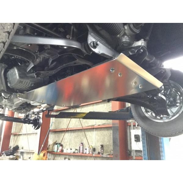 林道や雪道などで枝や石、氷から　ファンベルトや　むき出しのオイルエレメントをガッチリガード！　数カ所穴あけ加工が必要になりますが、簡単取付設計でノーマル車高からリフトアップ車まで取付OK！丈夫で軽い6mm厚のアルミ製　キット内容アンダーガー...