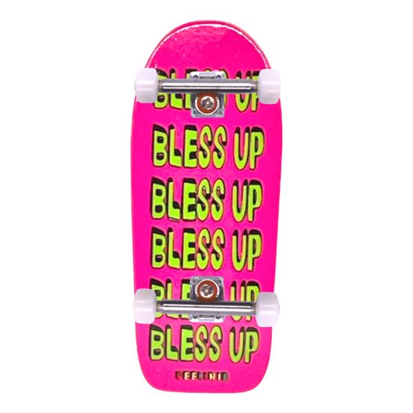 FeelIrieオリジナルモールドを使用して作った木製デッキです。ウィールベース、キックの長さ、テールの長さ、使用感などオールドスクールデッキの特徴を再現することにこだわりました。見た目はもちろん、持っていて気分が上がる逸品です。コンプリー...