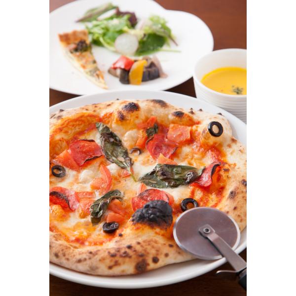 ４００℃以上の窯で１分３０秒で焼き上げるピッツァは、中はもっちり、外はパリッと本格ナポリ風ピッツァに仕上がります。トッピングには北海道フレッシュモッツァレラチーズ、フレッシュトマト、フレッシュバジルを使用し、エキストラバージンオリーブオイル...