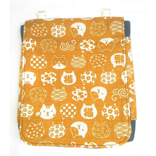 お子様の移動ポケットを大人用サイズにした大きめマチあり移動ポケットです。　 ポケットからの出し入れしやすいようにボタンやマジックテープ無しでフラップ部分を大きく長めのデザインにしてます。　 ちょっとしたお出かけや旅行、また仕事中にスマホやペ...