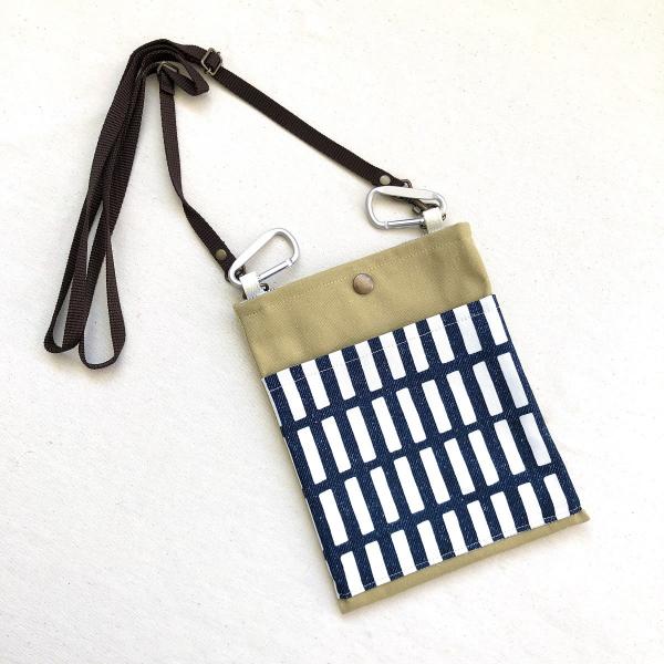 ショルダー紐とカラビナがセットになった2wayバッグです。　手前にポケット1つ。　使いやすいデザインと機能性 を考えて作りました。 旅行やアクティブシーン、アウトドアにはサコッシュとして、バッグインバッグや普段いはカラビナでいろんなシーンに...