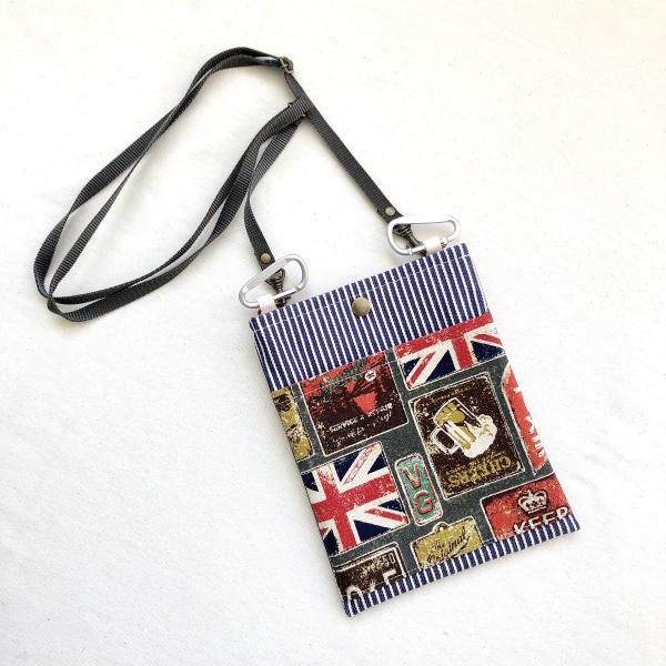 ショルダー紐とカラビナがセットになった2wayバッグです。　手前にポケット1つ。　使いやすいデザインと機能性 を考えて作りました。 旅行やアクティブシーン、アウトドアにはサコッシュとして、バッグインバッグや普段いはカラビナでいろんなシーンに...