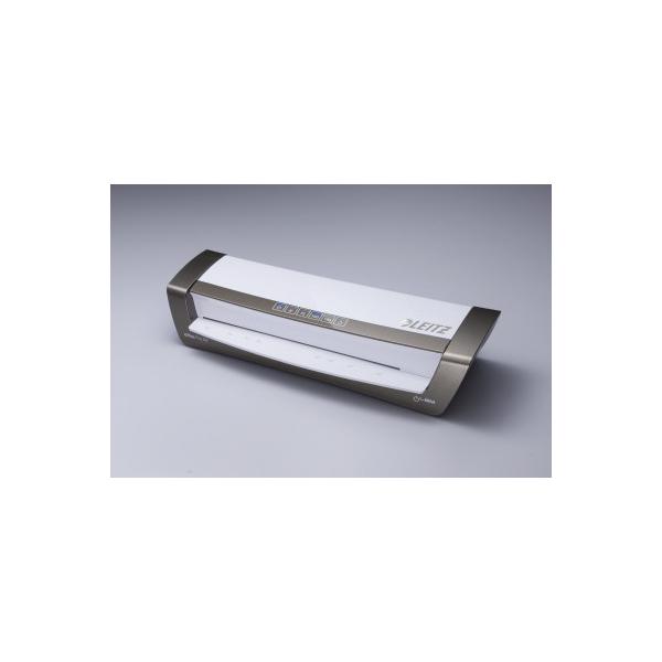 タッチパネル操作ボタンを前面に搭載し簡単操作!