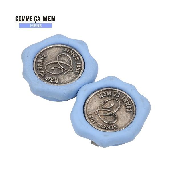 商品名：ロゴデザイン ボタンカフスブランド：COMME CA MEN生産国：-サイズ：実寸ー直径2cm重量ー約12g(1ヶ)※多少の誤差はご了承下さい。素材：真鍮　合金カラー：ライトブルー系【モニタの環境によって色が異なる場合があります】コ...