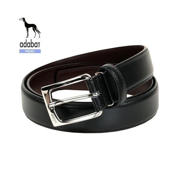 商品名：日本製 本革 ロゴ刻印バックル ビジネス レザー ベルトブランド：adabat生産国：日本サイズ：実寸ーウエスト92〜102cm　幅2.7cm穴5ヶ※カット調節可能※多少の誤差はご了承下さい。素材：表素材：牛革(床革)裏素材：合成皮...