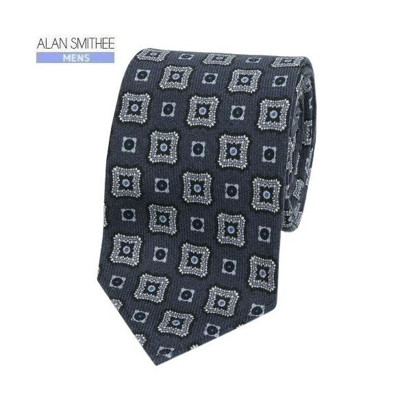 商品名：日本製「ハンドメイド」スフォデラート メダリオン ウールネクタイブランド：ALAN SMITHEE生産国：日本サイズ：実寸ー大剣先8.2cm※多少の誤差はご了承下さい。素材：毛100%カラー：ブルーネイビー系【モニタの環境によって色...