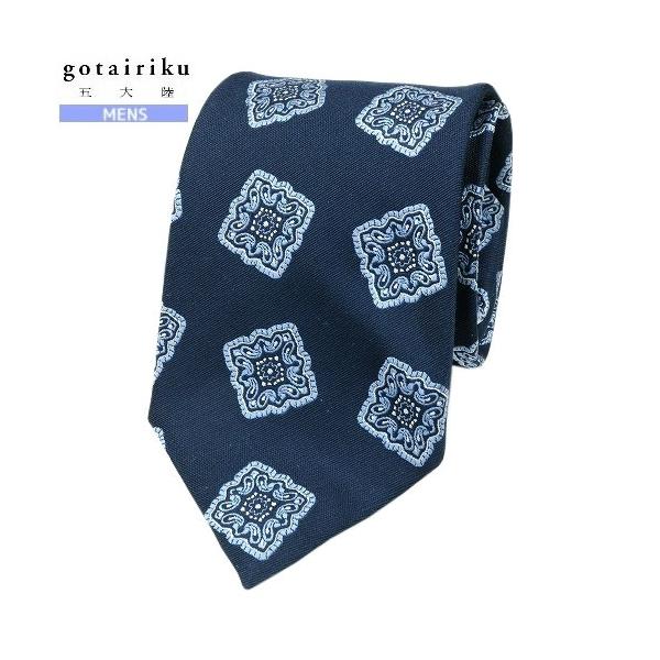商品名：日本製 ハンドメイド 京都西陣 シルク ネクタイブランド：gotairiku生産国：日本サイズ：実寸ー大剣先8.2cm※多少の誤差はご了承下さい。素材：シルク100%カラー：ネイビー系【モニタの環境によって色が異なる場合があります】...