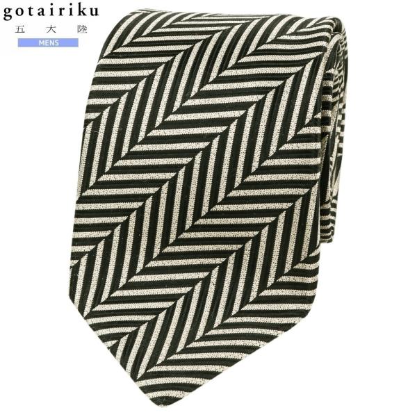 商品名：日本製 ハンドメイド 京都西陣 ヘリンボーン シルク ネクタイブランド：gotairiku生産国：日本サイズ：実寸ー大剣先8.5cm※多少の誤差はご了承下さい。素材：シルク100%カラー：ベージュ×ブラック系【モニタの環境によって色...