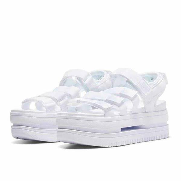 ナイキ ウィメンズ アイコン クラシック サンダルは、外出する日に必要な要素を過不足なく備えたアイテム。ストラップ式の履きやすいデザインで、高さのある大きくて大胆なミッドソールが驚くほど快適です。簡単に調節できる複数の面ファスナー付きストラ...