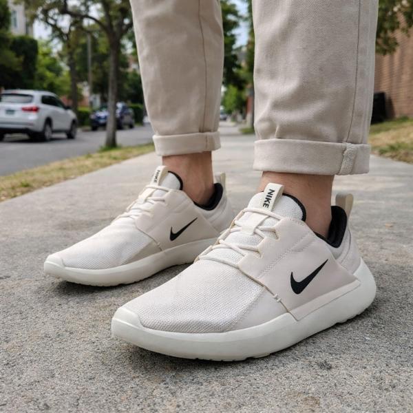 シンプルを究めた「E-SERIES AD」ファッションにおけるあなたの悩みを解決する、どんなファッションにも馴染む控えめなスタイル。 機能面においても軽量かつ反発性のあるクッションで快適な毎日をサポートしてくれます。 スポーツシーンや日常使...