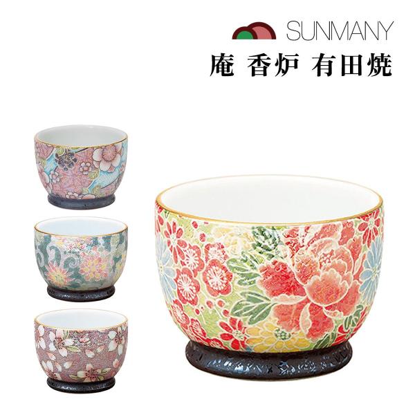 【商品仕様】素材：陶磁器サイズ：68×68×48mm重量：88gカラー：紅染、四季友禅、色唐草、桜ろまん【商品説明】サンメニーの「庵 香炉 有田焼」は、ミニ仏壇にぴったりのコンパクトな香炉です。美しい有田焼のデザインは、リビングや仏壇に華や...