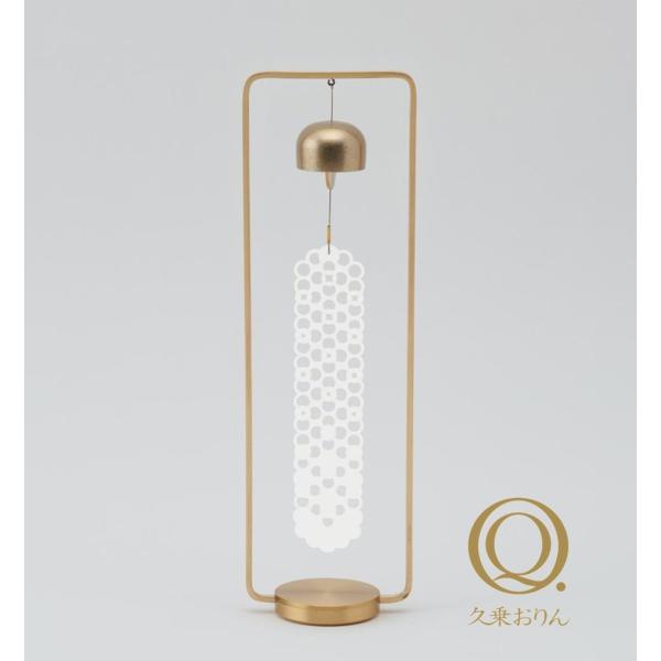 【商品仕様】素材：おりん：銅合金、フレーム：真鍮、ベース：真鍮サイズ：幅８０×奥行５０×高さ２５５ｍｍカラー：黄銅、青銅色【商品説明】創業１１４年の富山の老舗おりん屋「山口久乗」が心を込めて作った置き風鈴です。伝統技術が生み出す透明感のある...