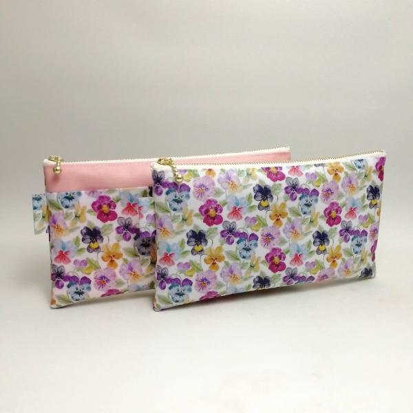 リバティ「シンクオブミー Think of me」花柄（カラフル 20A）つや消しラミネート生地を使用したファスナーポーチです。リバティプリント使用ハンドメイド作品になります。薄手の上品な生地です。シンプルな「総柄」、ポケット付き（ポケ）、...