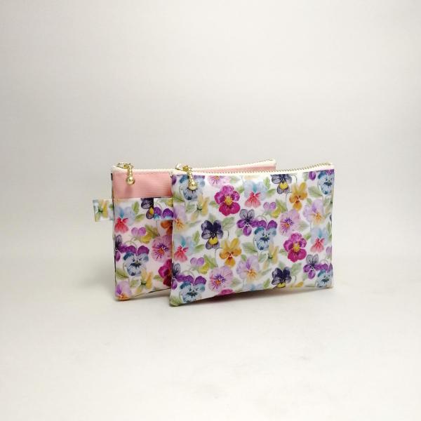 リバティ「シンクオブミー Think of me」花柄（カラフル 20A）つや消しラミネート生地を使用したミニサイズのファスナーポーチです。リバティプリント使用ハンドメイド作品になります。薄手の上品な生地です。シンプルな「総柄」、ポケット付...