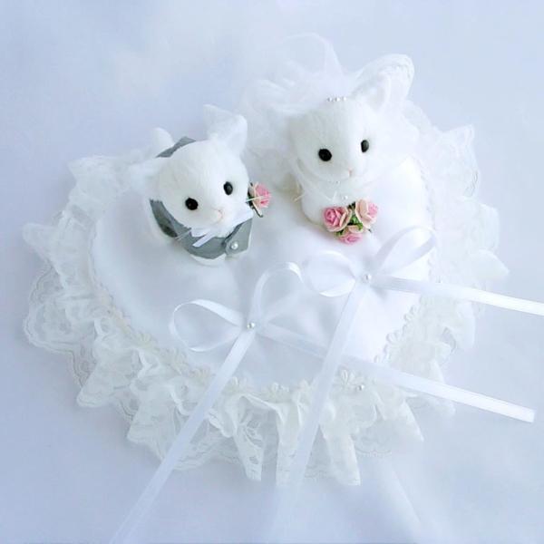 手作りミニねこの付いたリングピローです。 結婚式の指輪交換に、また結婚祝いのプレゼントにいかがでしょうか。手作りオリジナルぬいぐるみ「ちびにゃ」を新郎新婦にして、乗せております。当店のウェディングキャットとセットでのご使用もお勧めです。リボ...