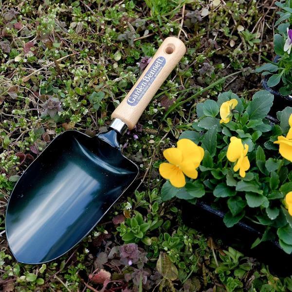 ●特長・土止めだからこぼれにくい・土をたくさんすくえるスコップ・プランター等に土を入れる際、便利です。・従来のスコップより約3倍の土がすくえます。●用途・プランターの土置き換えや植え替え作業に●仕様・サイズ：3.9×1.9×12インチ・重量...