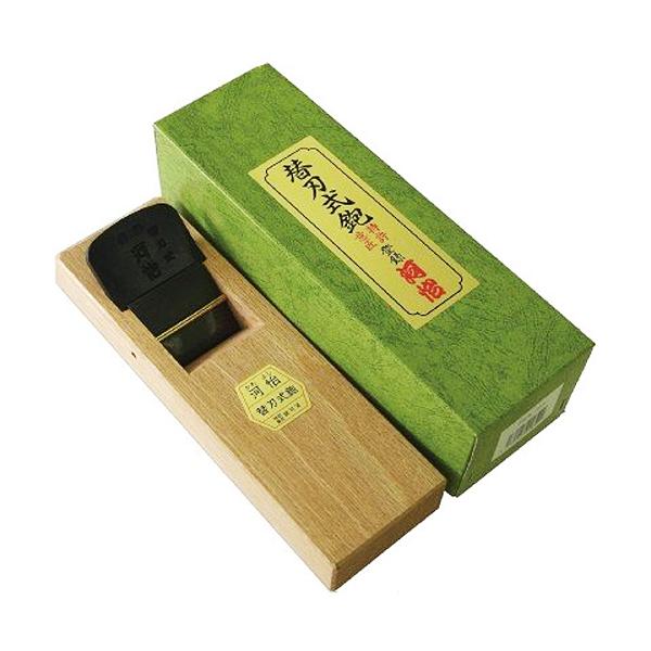 ●特長・プロが使える替刃式鉋として圧倒的なシェアを誇る替刃式鉋です。・研がなくても替刃交換でよく切れ、誰が使っても名人級の切味とつやが出せます。・木材ベニヤ板などの面削りに。●仕様・本体サイズ：275×85×55ｍｍ・付属品：替刃65mm・...