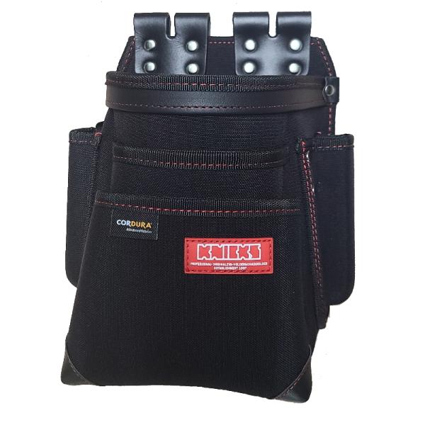 ●仕様・上部袋挿入縁は、非通電補強材を縫い込み、垂れを防止・底部PE板補強・サイドポケットEVA型押しポケット採用・テープフッカー付・全長250×横幅180×奥行150mm※ベルトループ及びチェーン金具は別売となります