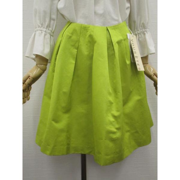 商品説明艶のあるさらりとした布地で、高級感があります。タックで広がるシルエットがキュートです。 ※トップスは商品に含まれておりません。新品タグ付きで状態の良い商品です。ブランドVOUS ETESサイズ36実寸 (cm)ウエスト：33×2 ス...