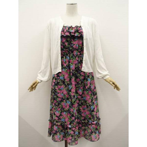 商品説明胸元フリルのロング丈キャミワンピースに白いカーディガンを合わせたコーデ。インパクトのある花柄×チェックのワンピースは一枚で目立てるアイテム。カーディガンは使い回しの利くシンプルなデザインです。ブランド≪カーディガン≫ earth m...