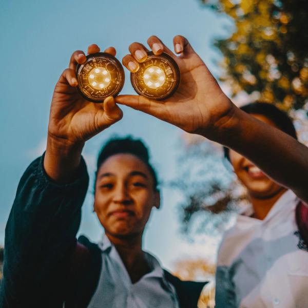 世界トップクラスの効率的なソーラーセルが搭載されており、短時間の日照でも十分なエネルギー(夏の晴天時：1Hの太陽光 = 2時間の点灯)を蓄えることができます。ソーラーパネル部分には、ハイテクコーティングがなされており、表面を常に製造初日のよ...