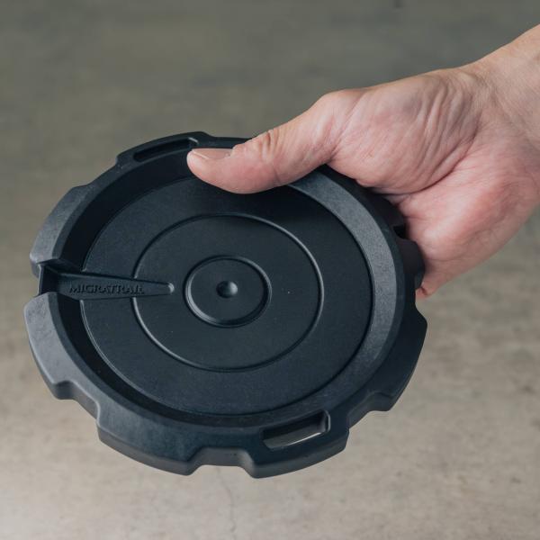 薪割りを安全かつ割りやすくするスタンド。柔らかい地面でも薪に加わる力を逃がさず、スムーズに薪割りできる。劣化しにくく、水洗いもできる高強度樹脂を採用。薪と相性の良い切り株をモチーフにしたデザイン。薪割りスタンド以外でも、さまざまな使い方がで...