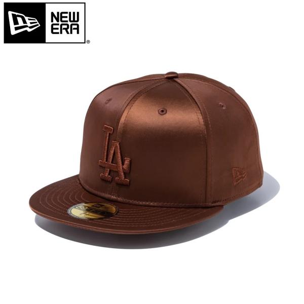 シルエットはニューエラを代表するスタイルの59FIFTY。フロントパネルの内側に独自の芯を作ることで型崩れしにくいクラシックなシルエット。 サイズ調整のない仕様で、約1cm刻みのサイズ展開。頭の小さい方から大きな方まで、ジャストサイズで被る...