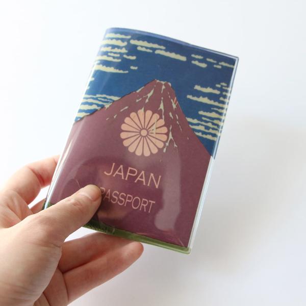 10年用のパスポートを入れることで、北斎の赤富士が完成するユニークなパスポートカバー。日本人の心象風景ともいえる富士山の赤色と、日本人の証ともいえる10年パスポートの赤色とを重ね合わせました。カバーの素材はPVC(ポリ塩化ビニル)でソフトな...