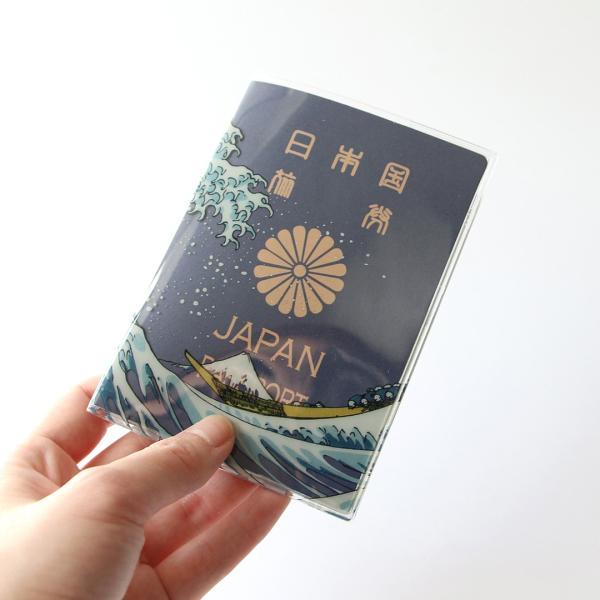 5年用のパスポートを入れることで、北斎の荒波と富士の風景が完成するユニークなパスポートカバー。荒波と富士山に用いられた舶来の藍色と、日本人の証ともいえる5年パスポートの藍色とを重ね合わせました。カバーの素材はPVC(ポリ塩化ビニル)でソフト...