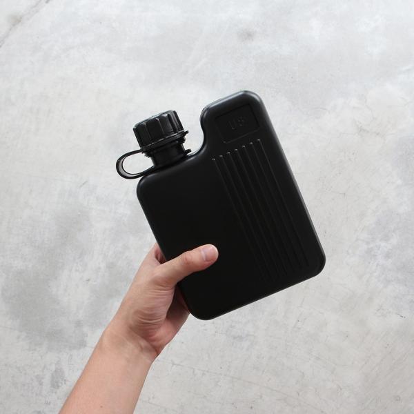 飲料水を入れて使用可能なのでキャンプやハイキングなど様々な場面で活躍。厚さ5cmのスリムボディでバックパック等かばんに入れての持ち運び時もすっきり。飲み口はやや小さなつくり。蓋はストラップ付きなので、野外で蓋を紛失する心配もなく安心。蓋に「...