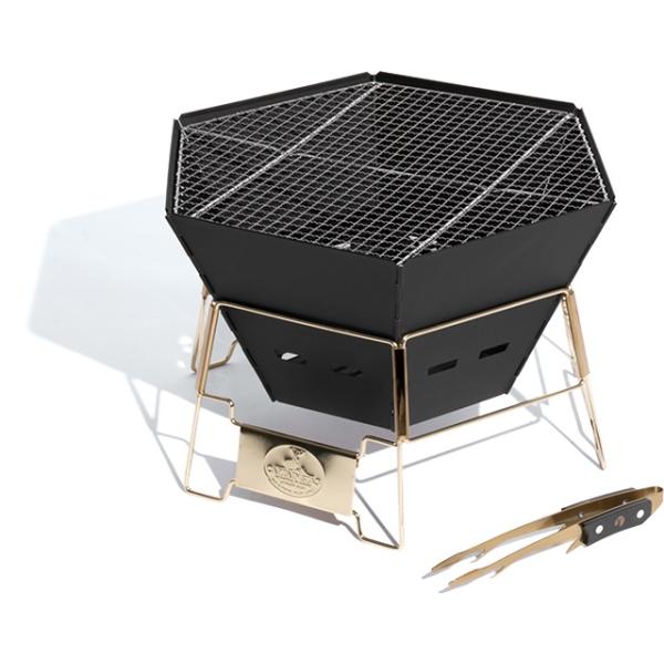 キャプテンスタッグを代表する焚き火台「ヘキサステンレスファイアグリル」に、人気の「鹿トング」を加えた、50周年ゴールドバージョンの特別セット。1台で焚き火・バーベキュー、ダッチオーブンが楽しめて、本体は錆びにくいステンレス製。スタンドと本体...