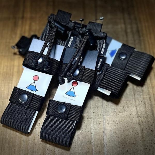 クナイさんを安全に、かつ、カッコよく持ち運ぶための収納ケースを考えて考え抜いた結果、たどり着いたHOT LIMIT。そう、名前を見てピンと来たあなたは年齢がバレます（笑）背中側にはループが付いているのでベルトにも、モールシステムにもバッチリ...